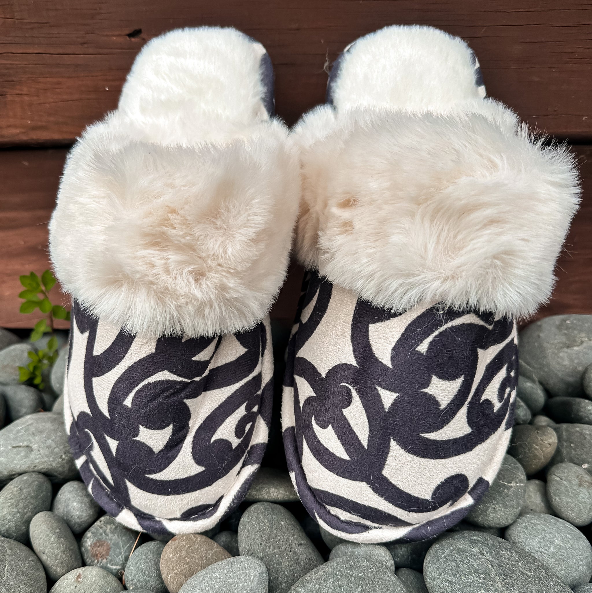Slippers - (White - Maori Design) – Whenua